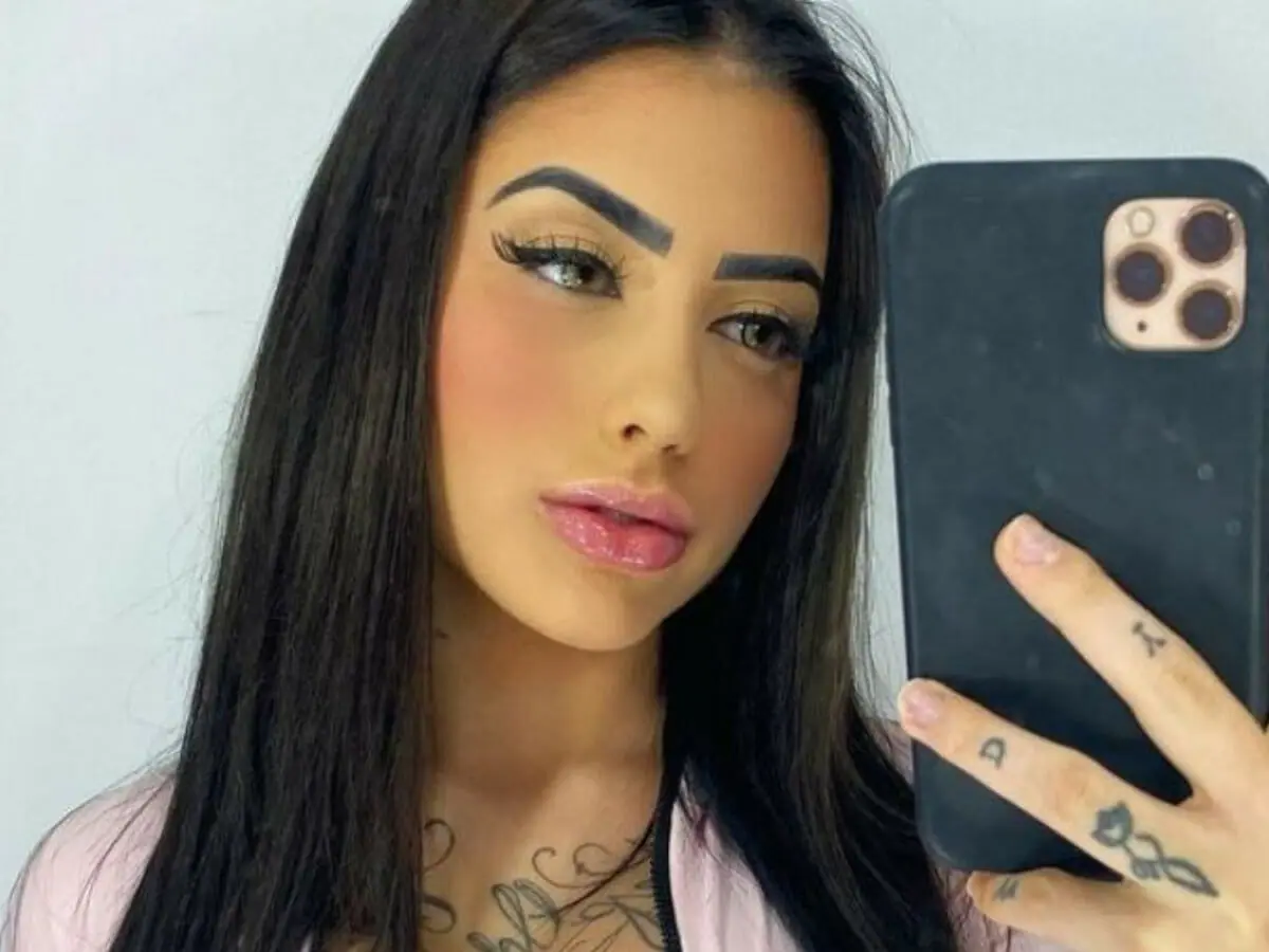 MC Mirella surge peladinha na piscina e mostra sedução MC Mirella surge peladinha na piscina e mostra sedução